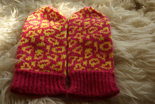 Ravelry: Cheetah Mittens pattern by Alice Doggrell
