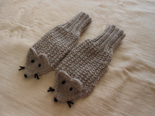 Ravelry: P22. mouse mittens for kids pattern by Tomo Sugiyama (すぎやまとも)