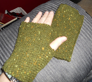 Ravelry: Sideways garter st fingerless mittens pattern by Jane Harrisson