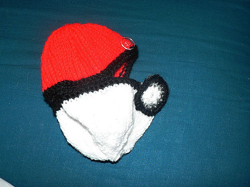 Ravelry: Pokeball pattern by Emma Antunes