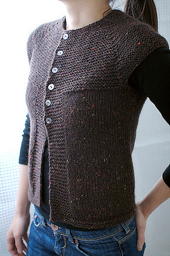 Ravelry: top down garter stitch yoke vest (short rows) pattern by naganasu