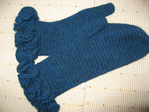 Ravelry: 108-43 Crochet mittens with wavy border pattern by DROPS design