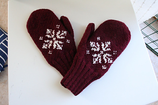 Ravelry: Snowflake mittens pattern by Emmelie Cedergren