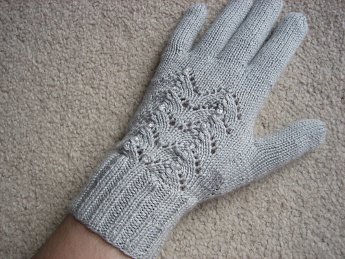 Ravelry: 86-5 a - Gloves pattern by DROPS design