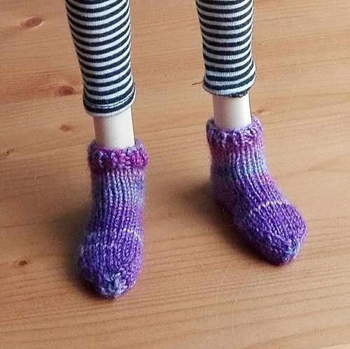 Ravelry: Minifee socks pattern by Samira Jessica