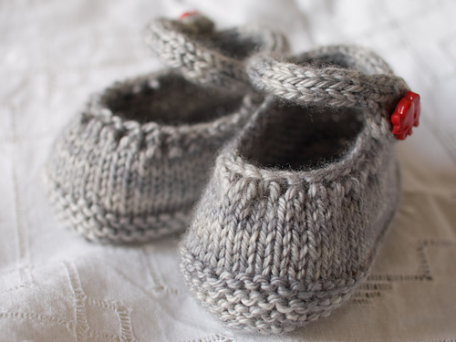 Ravelry: tiny shoes pattern by Ysolda Teague