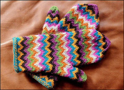 Ravelry: Chevron Love Mittens pattern by Julia Vesper