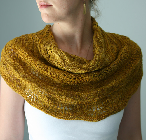Ravelry: Aurelia Cowl pattern by Hilary Smith Callis