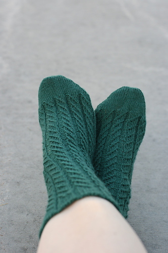 Ravelry: Diagonal Cross-Rib Socks pattern by Ann Budd