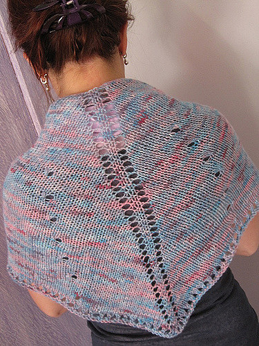 Ravelry: mormor's shawl pattern by Emma Fassio