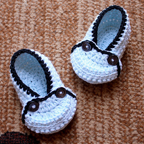 Ravelry: Two Button Moccasins pattern by Mon Petit Violon