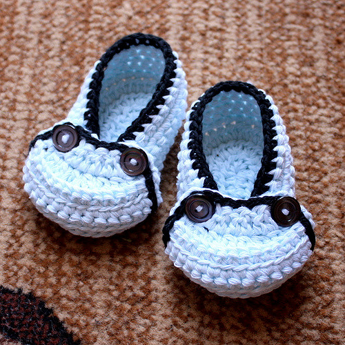 Ravelry: Two Button Moccasins pattern by Mon Petit Violon