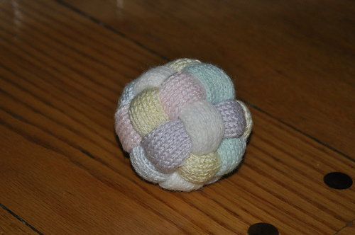 Ravelry: Gevlochten Bal / Braided Ball pattern by Marleen Hartog