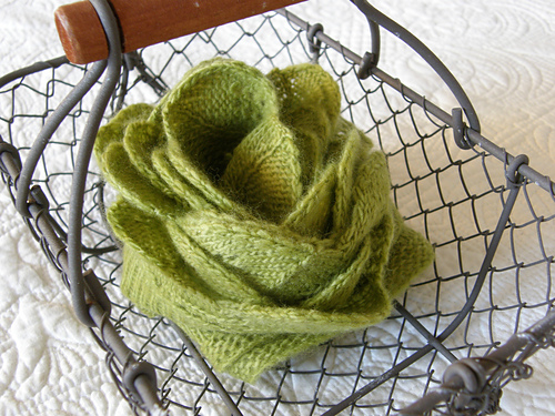 Ravelry: Cedar Leaf Shawlette pattern by Alana Dakos
