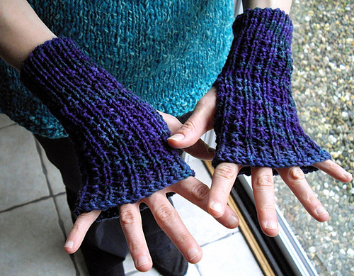 Ravelry: simple finger-free mitts pattern by sarah-marie belcastro