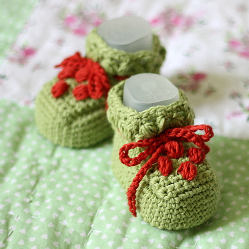 Ravelry: Baby Berry Booties pattern by Mon Petit Violon
