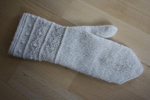 Ravelry: Twined Knitting Mittens pattern by Maschas Maschen