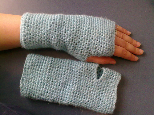 Ravelry: Easy wrist warmers pattern by 101 ideaa Team