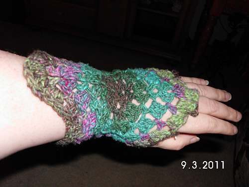 Ravelry: Gauntlets pattern by Jessica Lombard