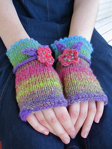 Ravelry: Dorothy Fingerless Gloves pattern by Mimi Kezer