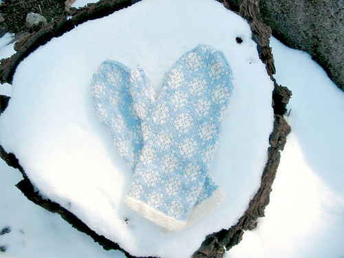 Ravelry: First Snow Mittens pattern by yellowcosmo