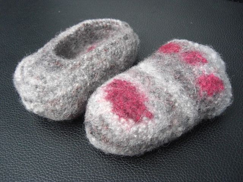 Ravelry: Kitty Baby Slippers pattern by Anna Martynenko