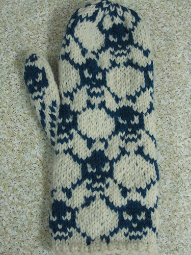 Ravelry: Skullie Mittens pattern by Caryn Leighton