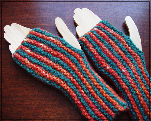 Ravelry: Easy garter-stitch mitts pattern by Gwen Brown