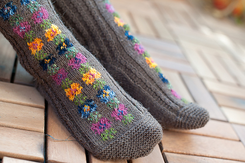 Ravelry: Intarsia Flower Socks pattern by Sasha Kagan