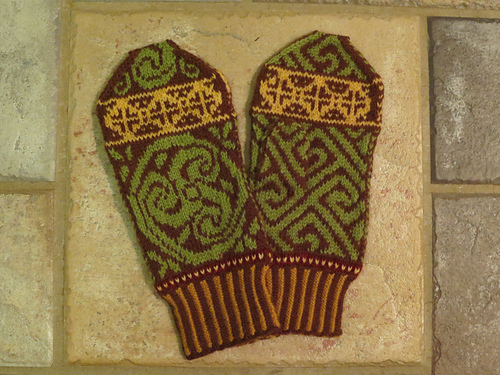 Ravelry: Celtic Medallion Mittens pattern by Sonja Launspach Kunstwerk ...