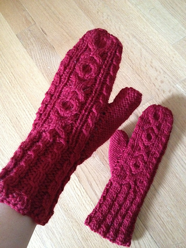 Ravelry: #59 Hugs & Kisses Mittens pattern by Lynn M. Wilson