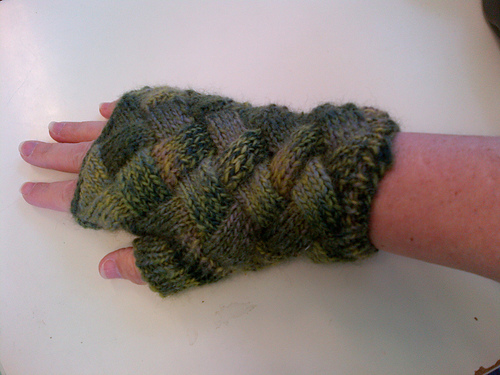 Ravelry: Everweave Entrelac Handwarmers pattern by Vickie Hartog