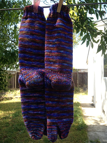 Ravelry: Top down easy Tabi or split toe socks pattern by Camy Tang