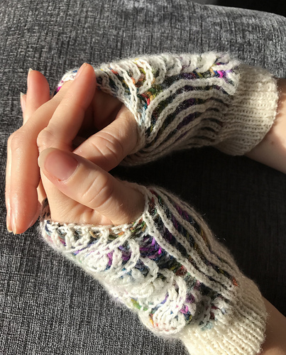 Ravelry: Ariadne Gauntlet pattern by Lollipop Guild Yarns
