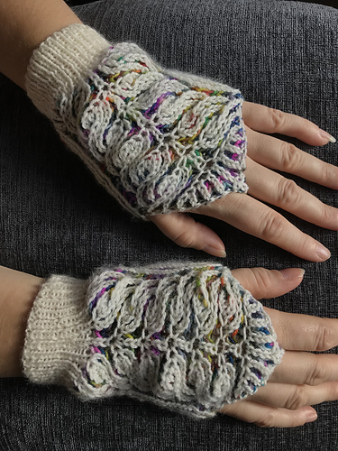 Ravelry: Ariadne Gauntlet pattern by Lollipop Guild Yarns