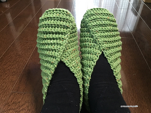 Ravelry: Cross Over Slippers pattern by Asami Togashi