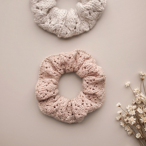 Ravelry: Blóma Scrunchie pattern by Eva Miehe