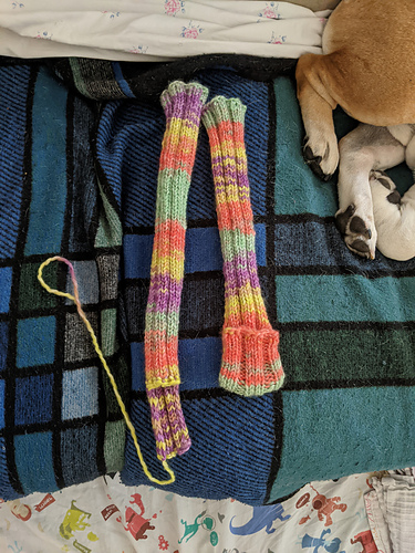 I finished the "leg mittens" ehehe. The baby hates them but I love them ...