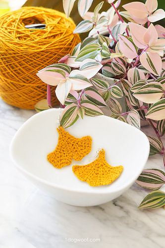 Ravelry: Flirty Foliage Gingko pattern by ChiWei Ranck