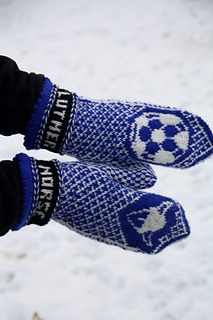 Ravelry: 20AcresNoSheep's Luther Soccer mittens