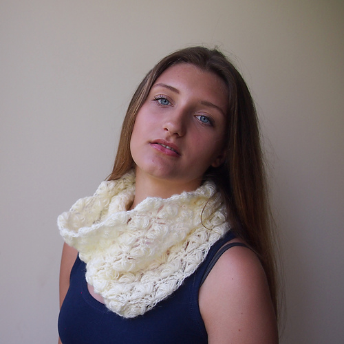 Ravelry: Puff flower cowl pattern by Ana D
