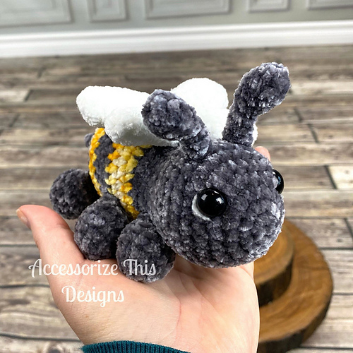 Ravelry: Pocket Pal Bee pattern by Darling Maple Designs