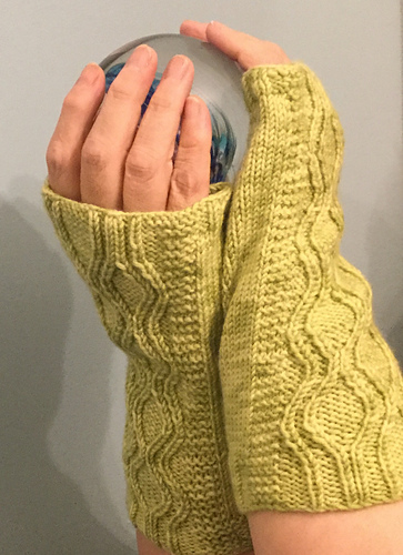 Ravelry: Hourglass Fall Mitts pattern by Susan Gressman