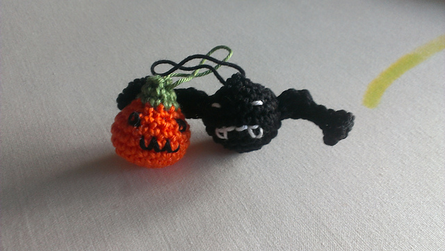 Ravelry: Halloween Pumpkin / Bat Keyrings pattern by Trendz