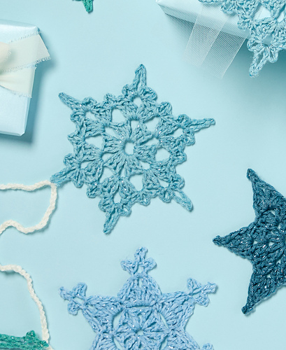 Ravelry: Starry Night Snowflake Garland pattern by Amy Gunderson