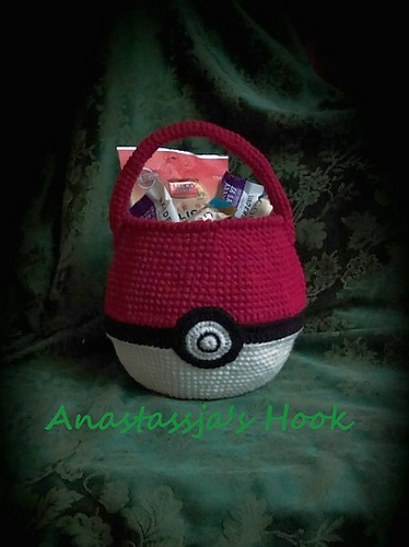 Ravelry: Pokeball Treat Bucket bag pattern by Anastassja Kirsch