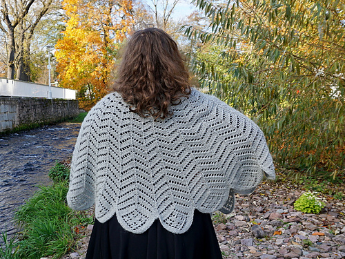 Ravelry: Featherly capelet pattern by Andrea Cretu