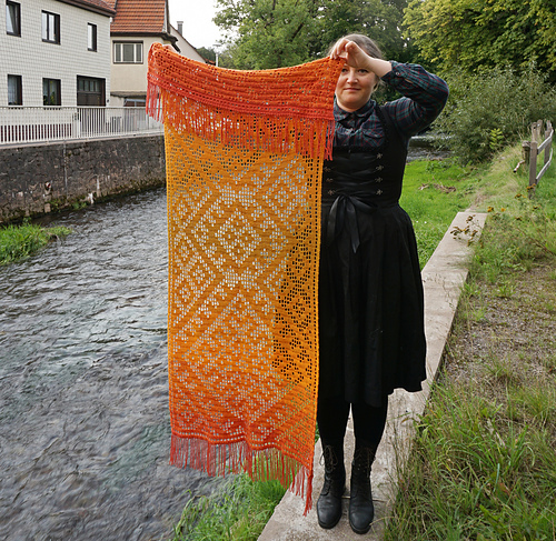 Ravelry: Darova filet shawl pattern by Andrea Cretu