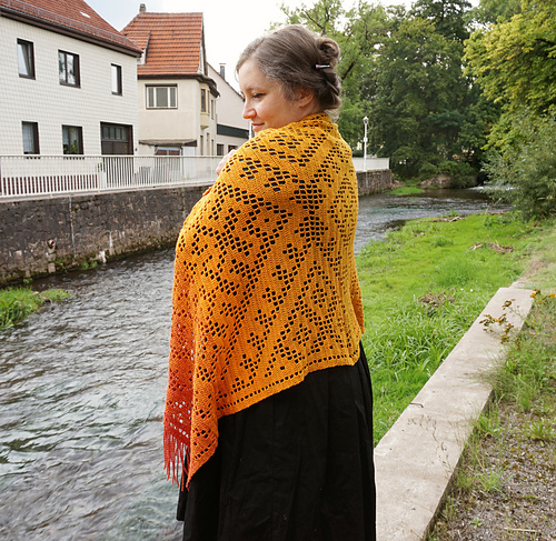 Ravelry: Darova filet shawl pattern by Andrea Cretu