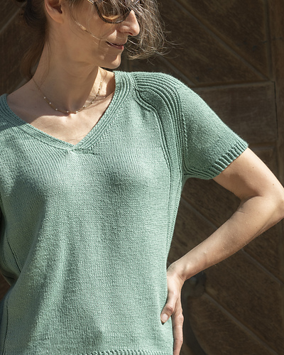 Ravelry: Sway Line Tee V-neck pattern by Aneta Bleyer